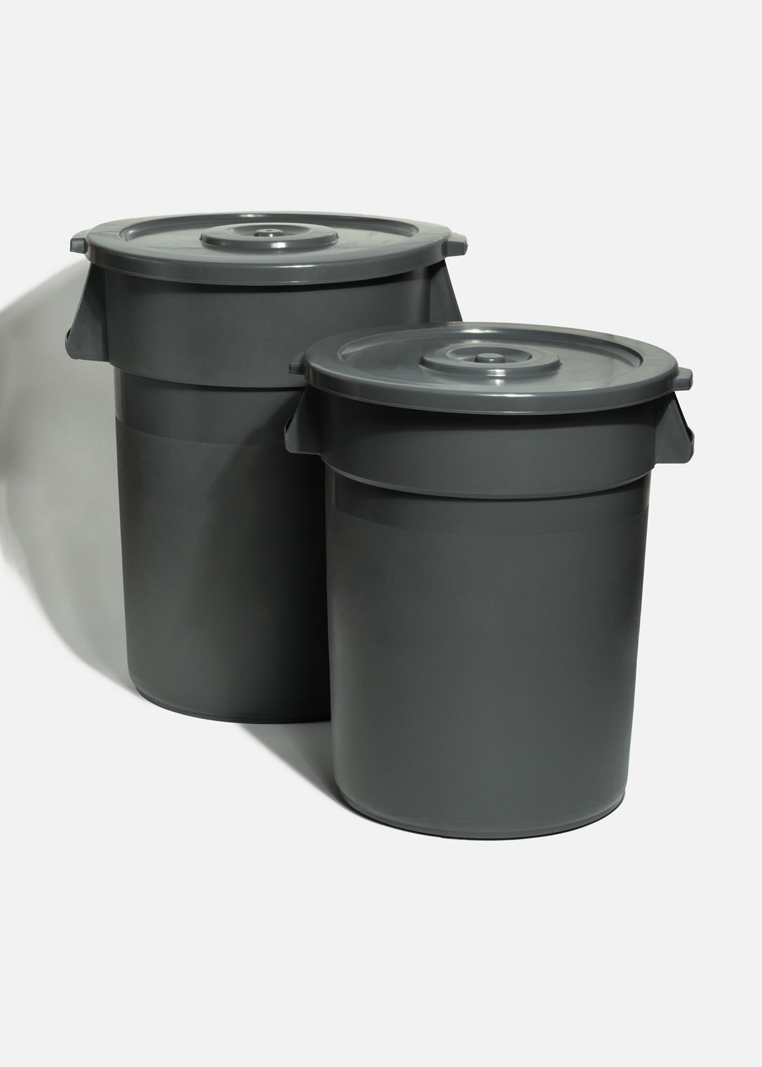 Botes de basura con tapa calidad Rubbermaid 168 y 128 L | MAHA